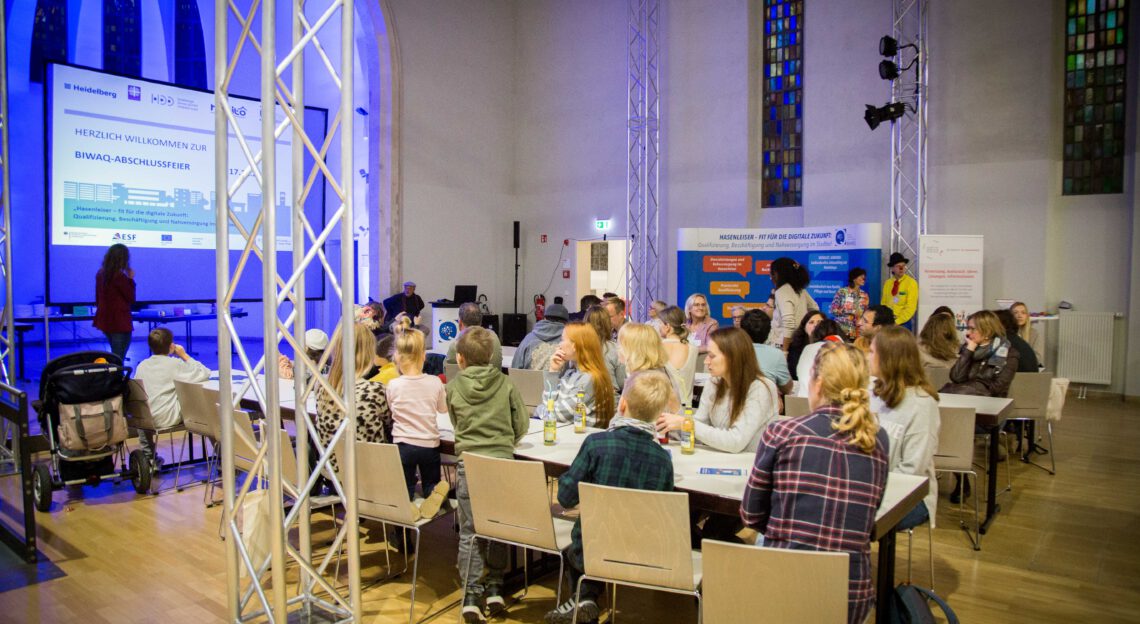 Gut gefüllte Chapel beim BIWAQ-Abschlussfest – Quartiersmanagement ...